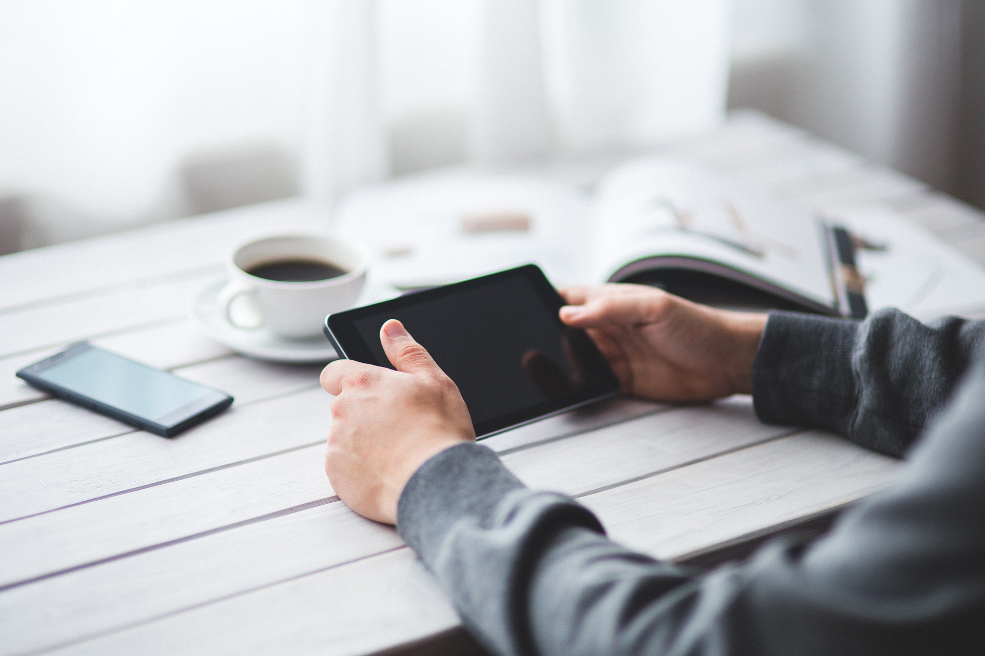 lectura-tablet-libros – SANTI EDICIONES